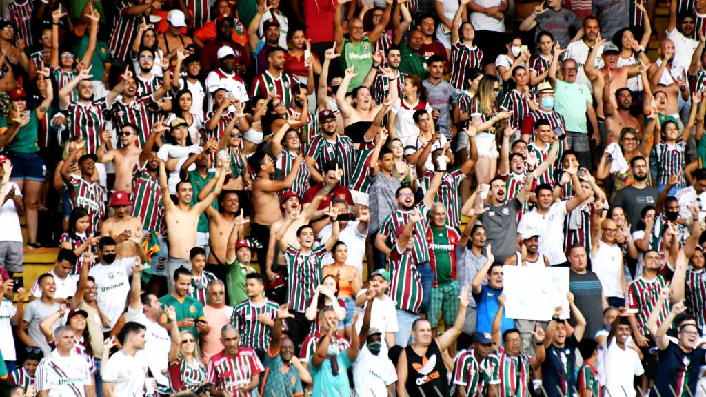 Torcida do Fluminense faz a festa no Maracanã em vitória sobre o Cuiabá ...