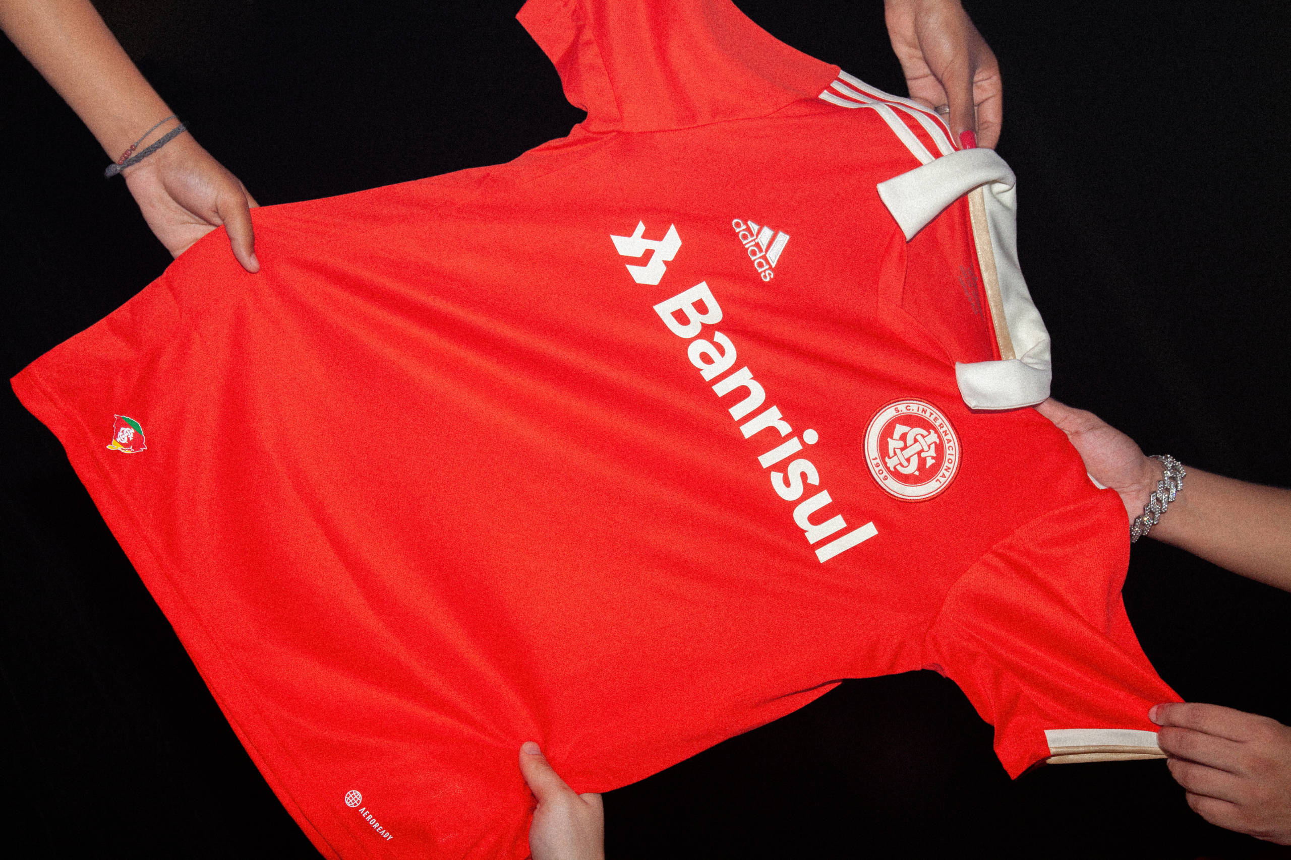Confira as fotos da nova camisa do Internacional - Gazeta Esportiva