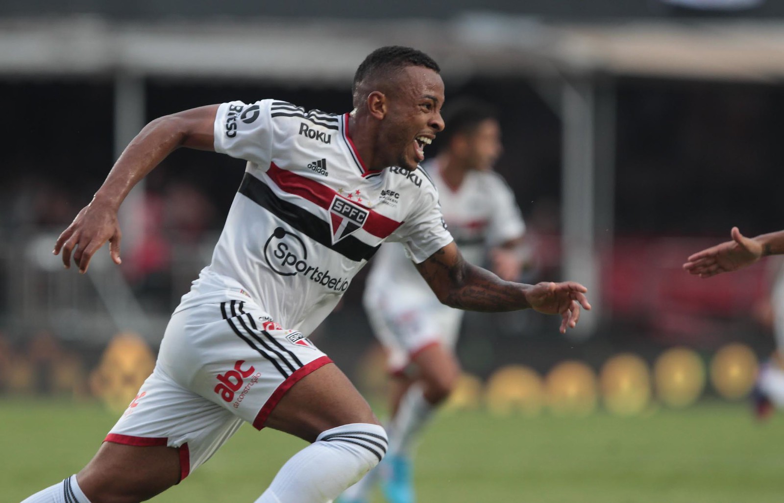 Quem deve ser o lateral-esquerdo titular do São Paulo nas finais do ...