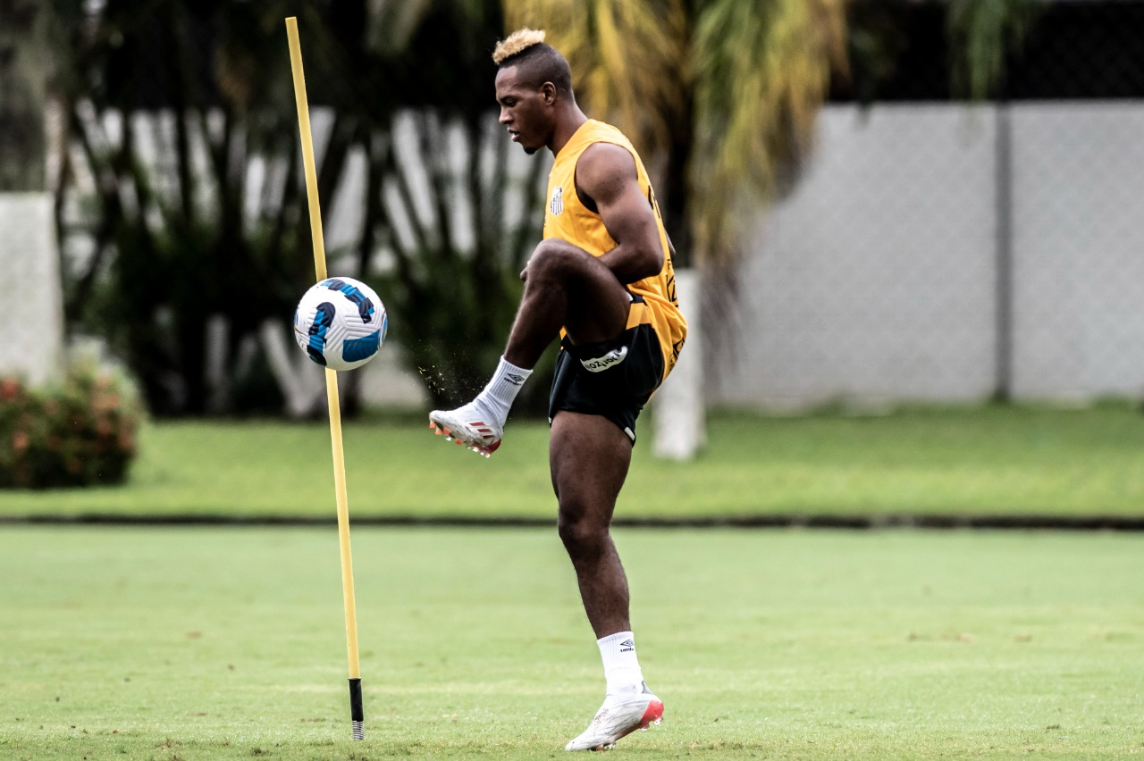 Veja fotos do primeiro treino de Jhojan Julio no CT do Santos - Gazeta ...