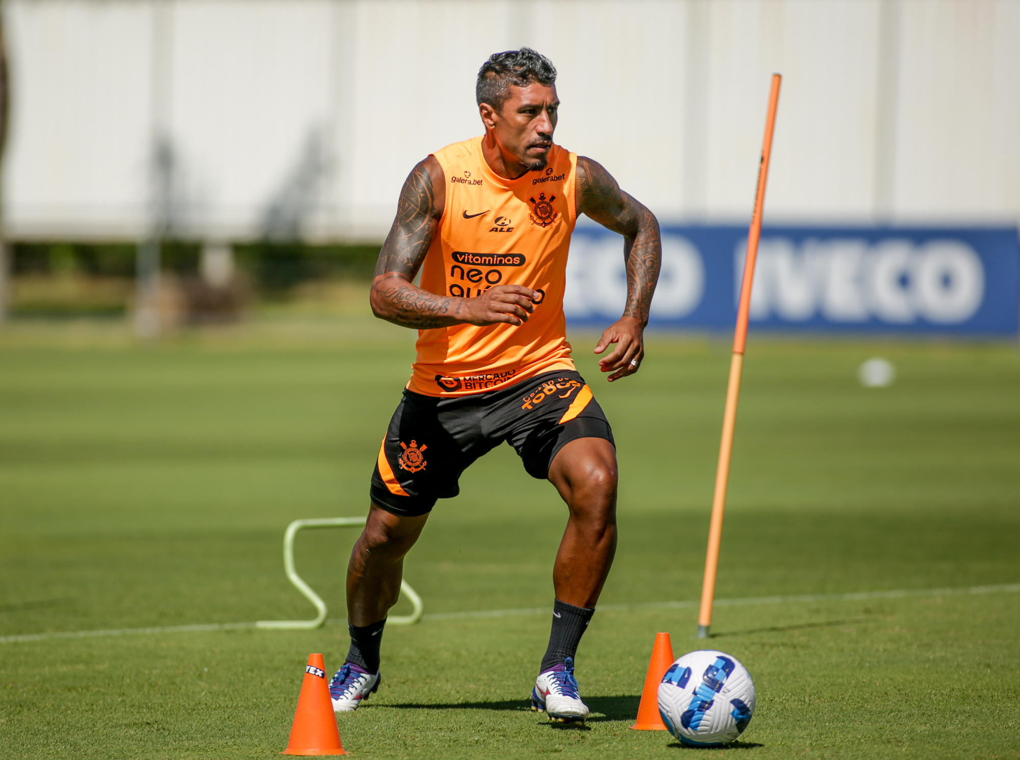 Paulinho completa 34 anos e recebe homenagem do Corinthians - Gazeta ...