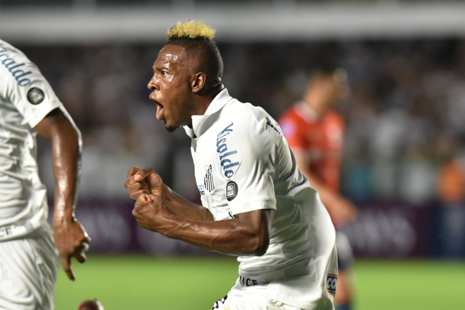 Jhojan Julio celebra primeiro gol pelo Santos e homenageia filha ...