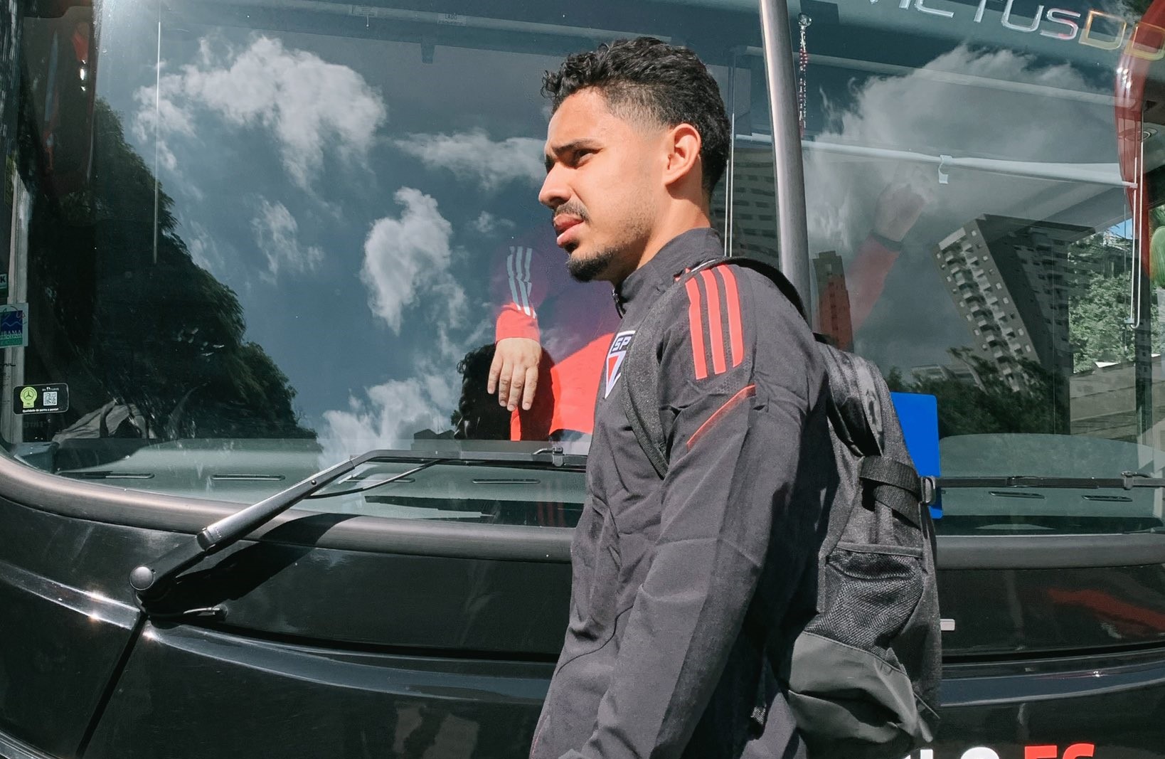 André Anderson viaja com o elenco, mas seguirá sob observação