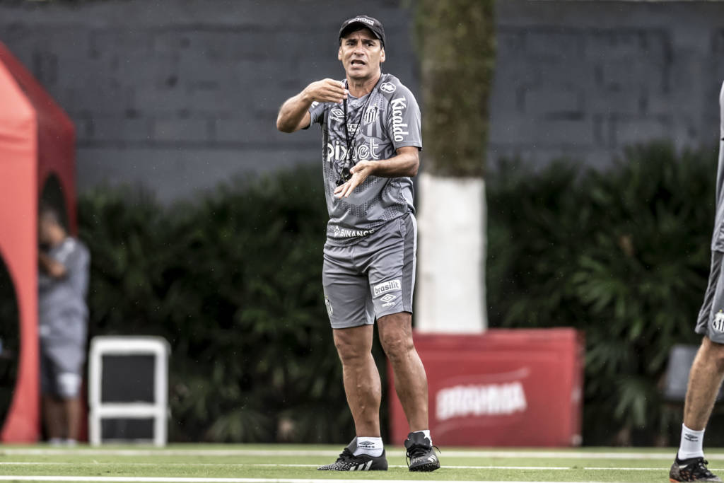 Bustos usa quatro atacantes e relembra formação do Santos que funcionou ...
