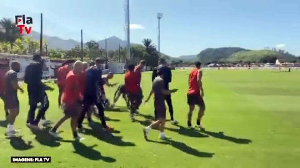 Aniversariante! Jogadores aplicam trote em Cosimo Cappagli, analista de ...