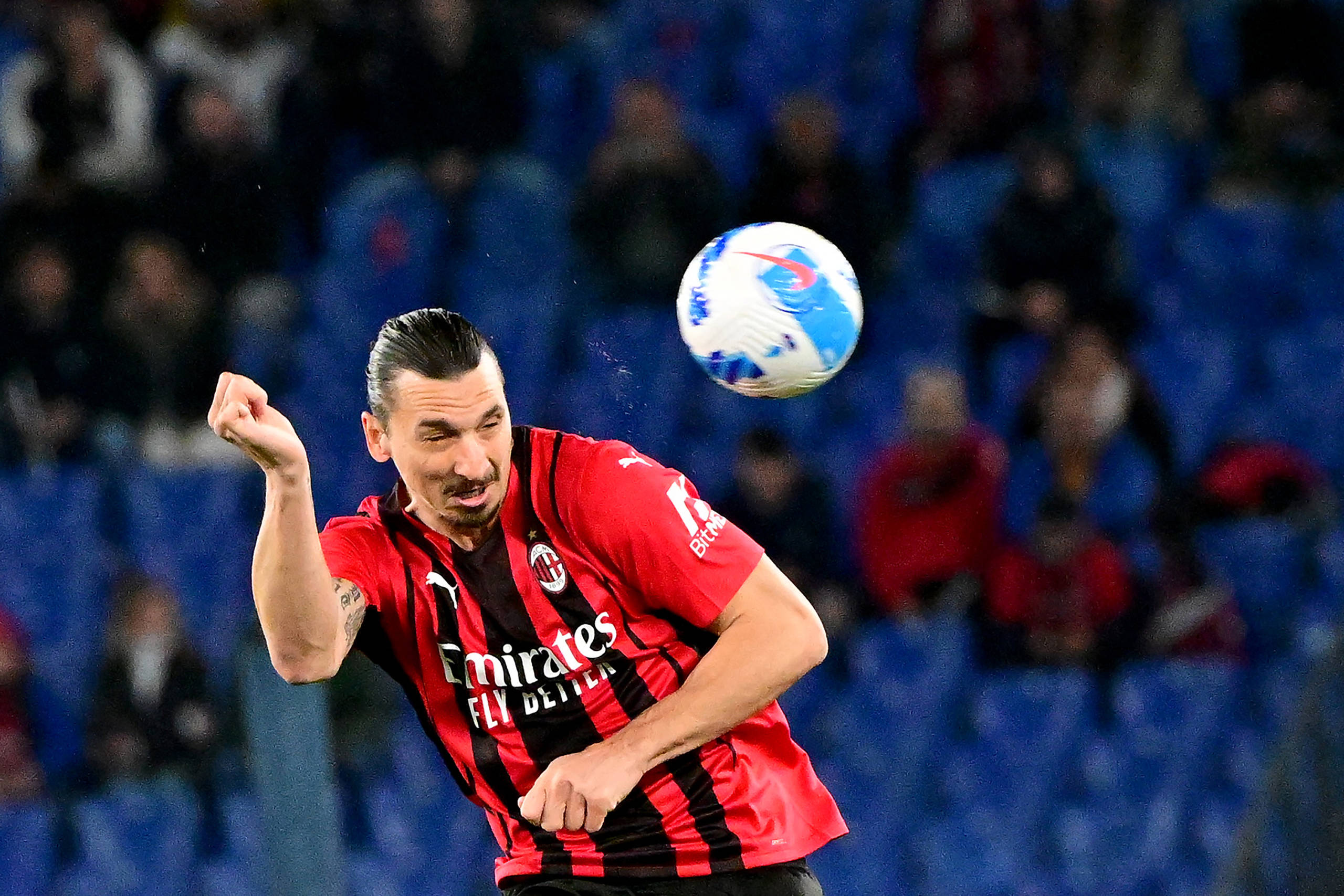 Com passe de Ibrahimovic, Milan vira contra Lazio e dorme na liderança ...