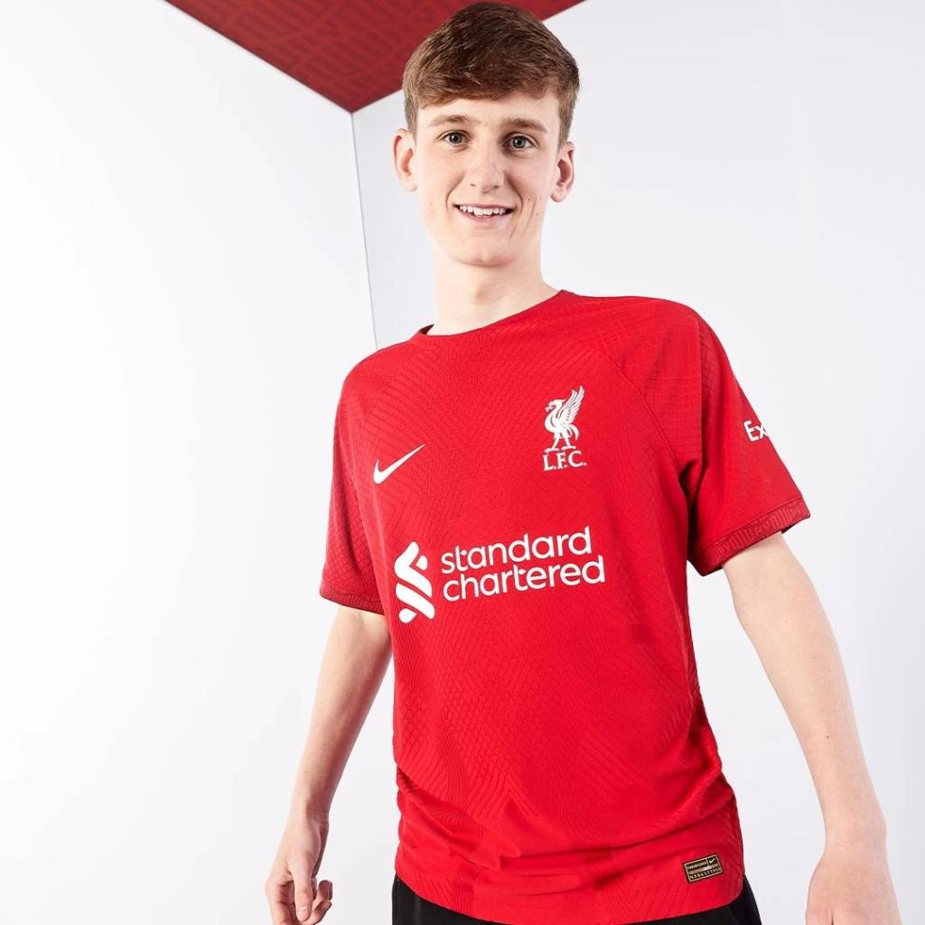 Veja fotos do novo uniforme do Liverpool para próxima temporada ...