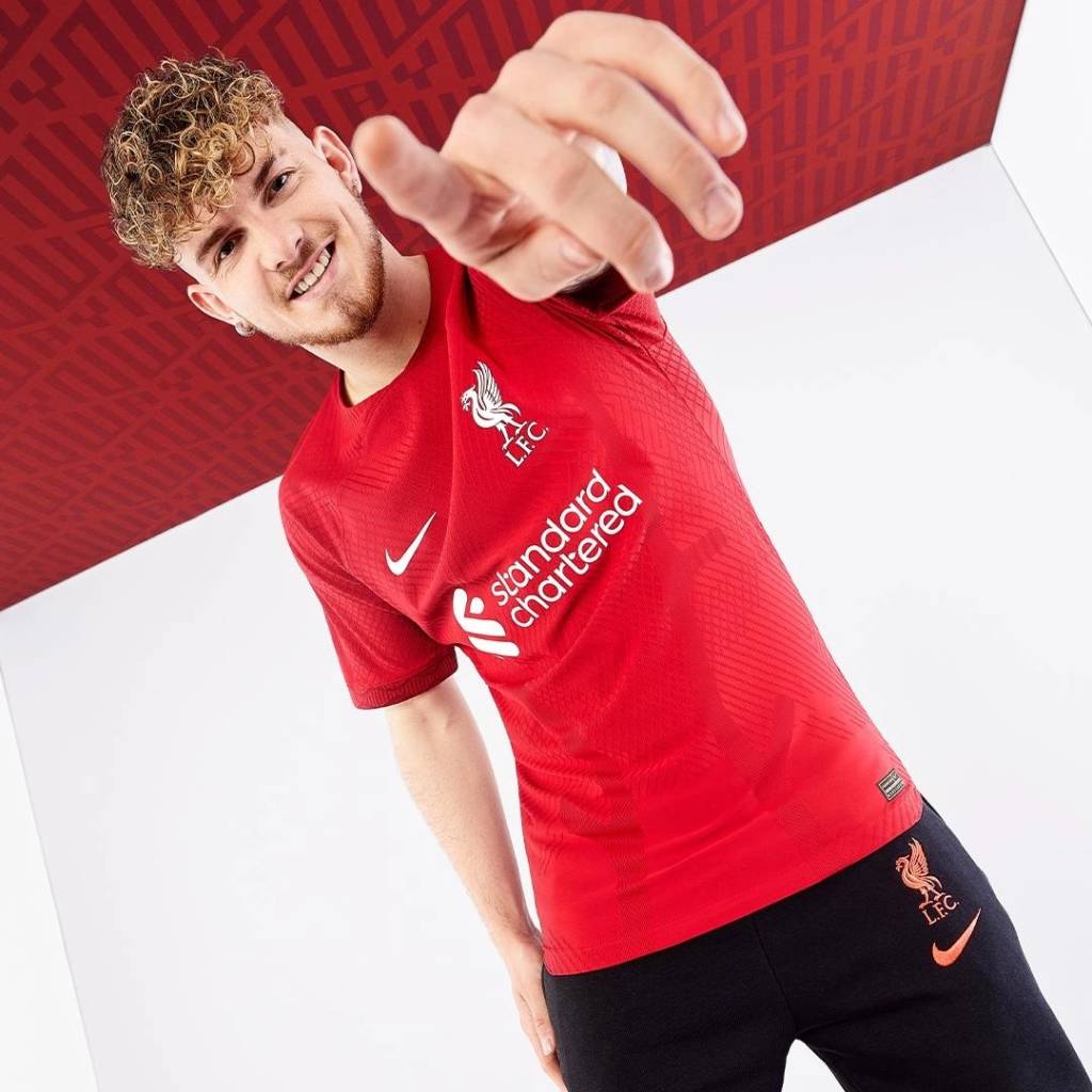 Veja fotos do novo uniforme do Liverpool para próxima temporada ...