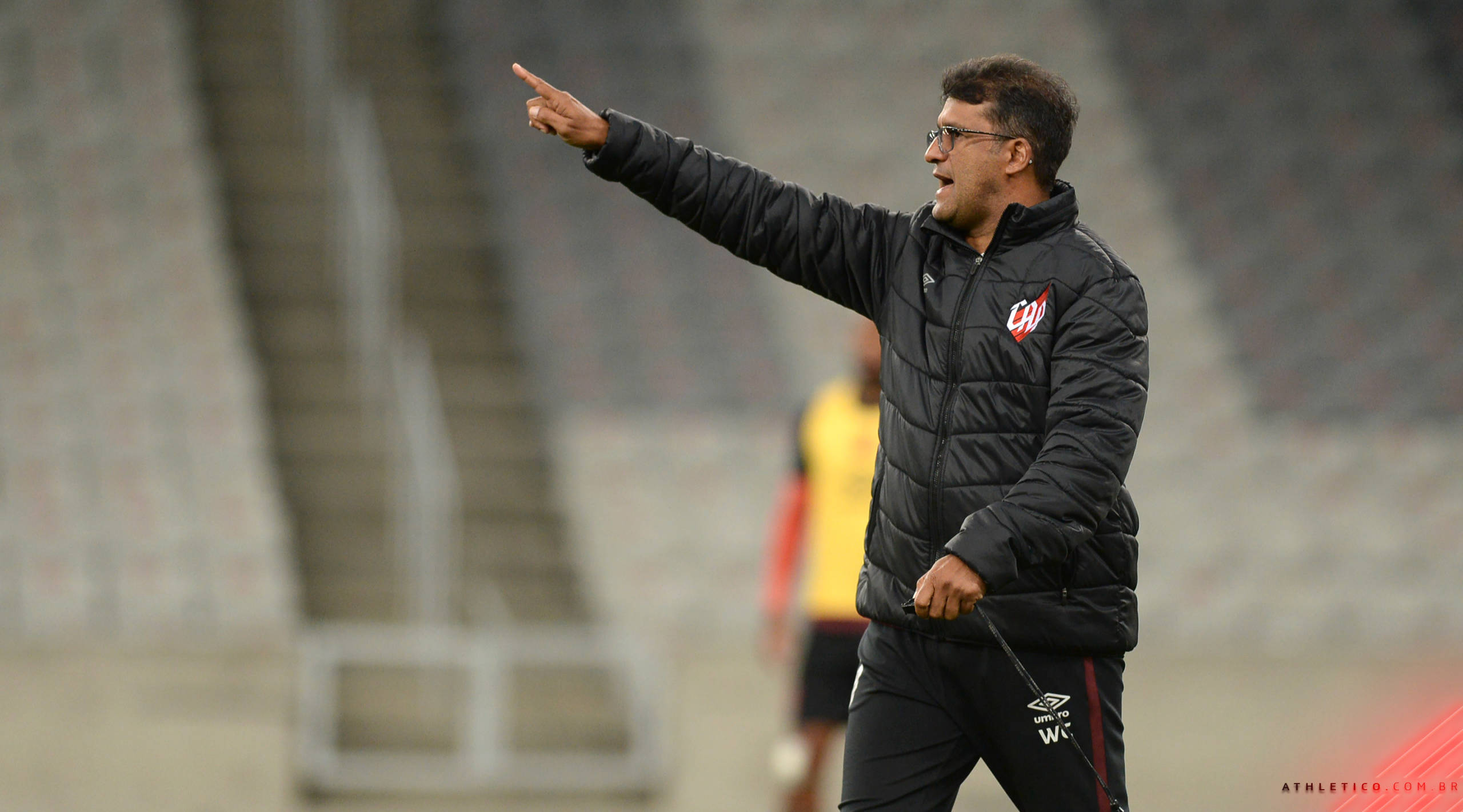 Após vitória do Athletico-PR, Wesley Carvalho fala sobre conversas com ...