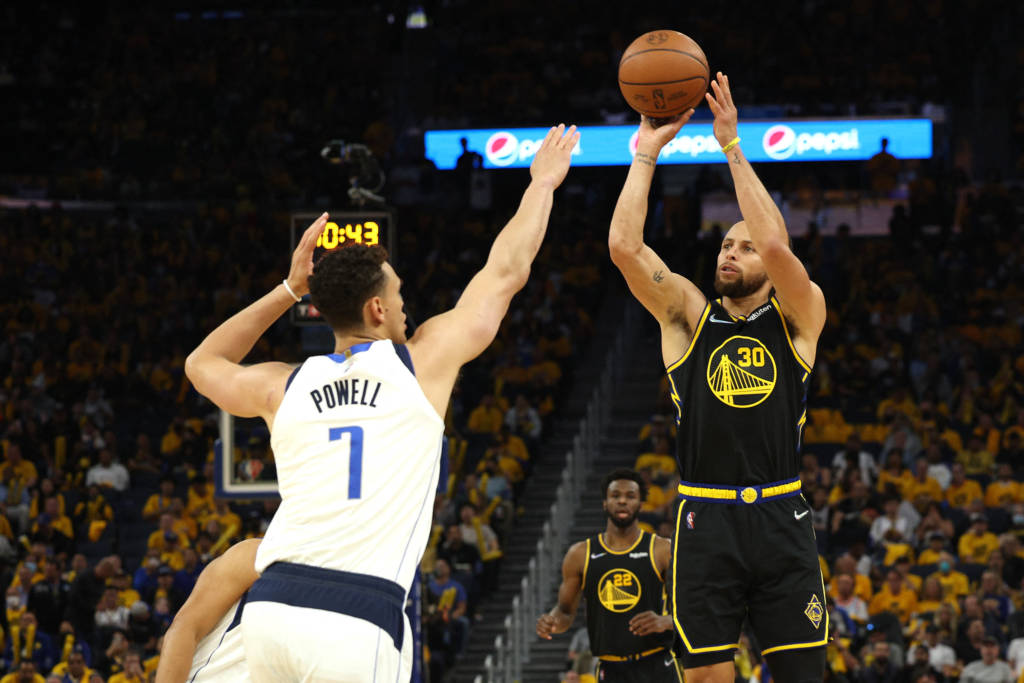 Curry lidera Warriors em vitória fácil sobre Mavericks - Vídeos - Gazeta Esportiva.com