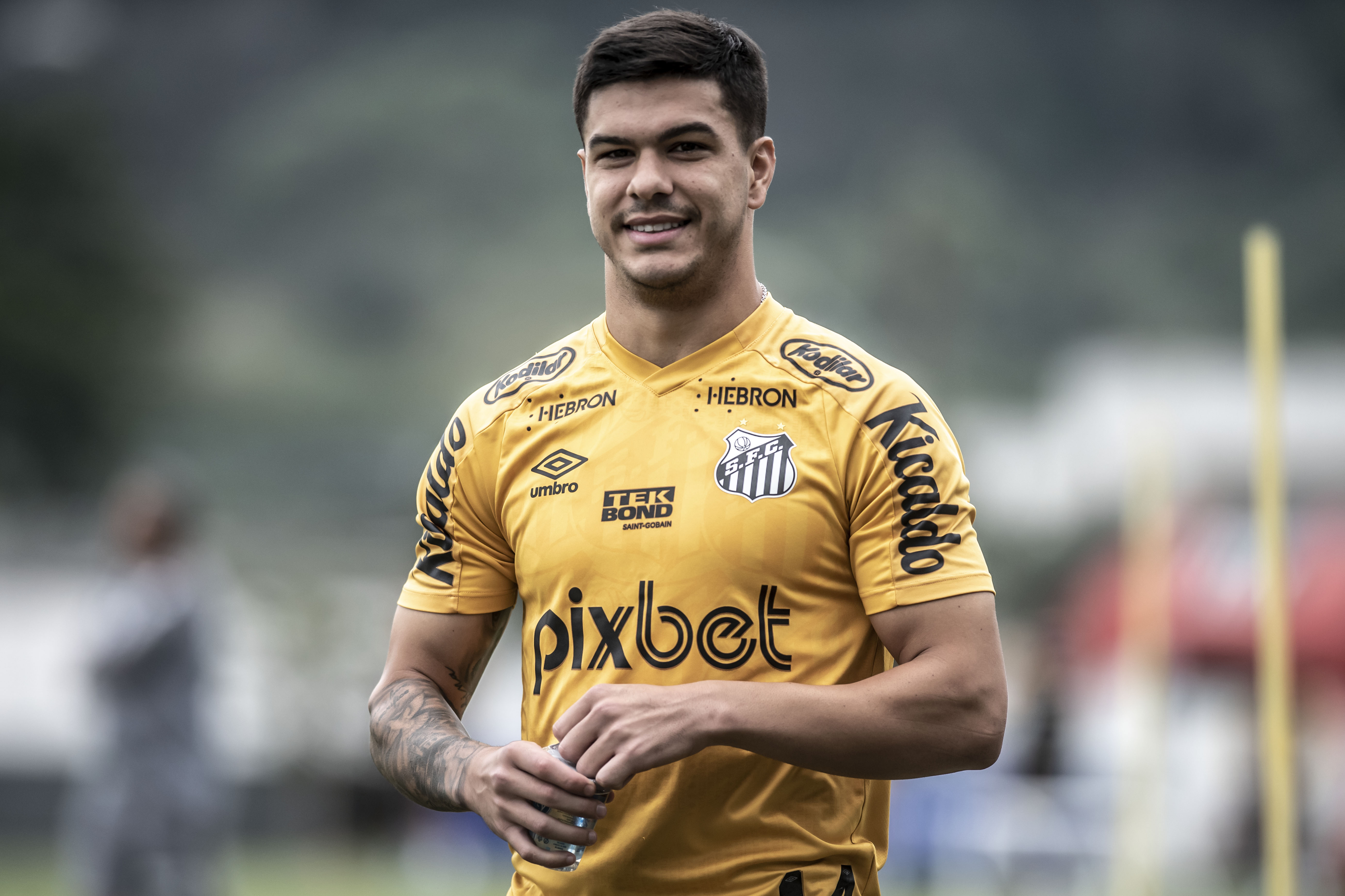 Titular com Bustos, Rodrigo Fernández busca se adaptar a novo estilo do ...