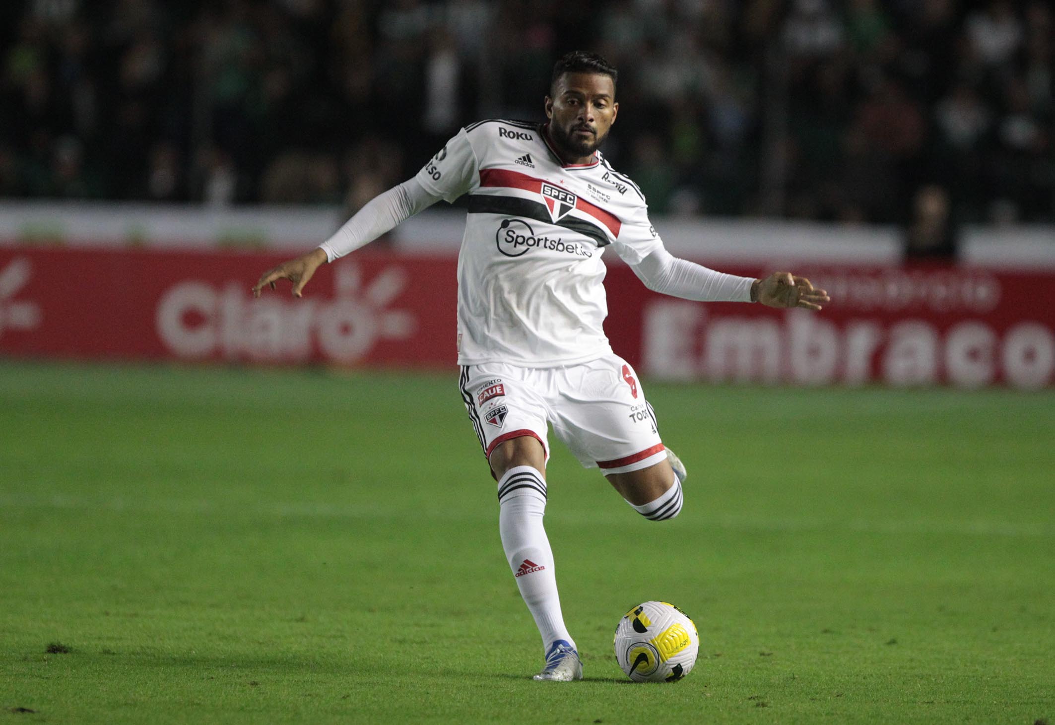 Reinaldo pode se tornar o lateral-esquerdo mais goleador da história do São Paulo