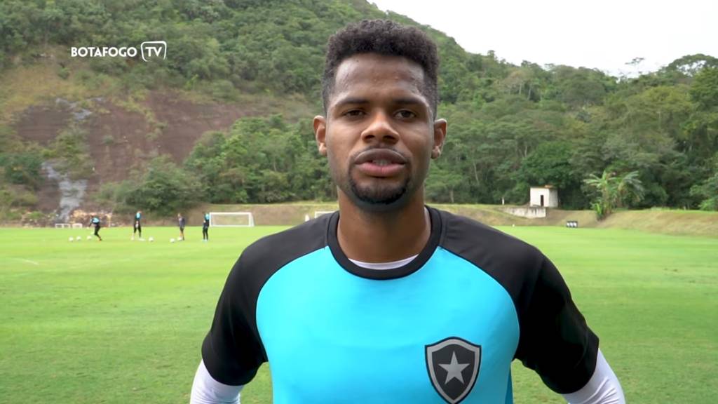Júnior Santos celebra gol em estreia pelo Botafogo e projeta clássico ...