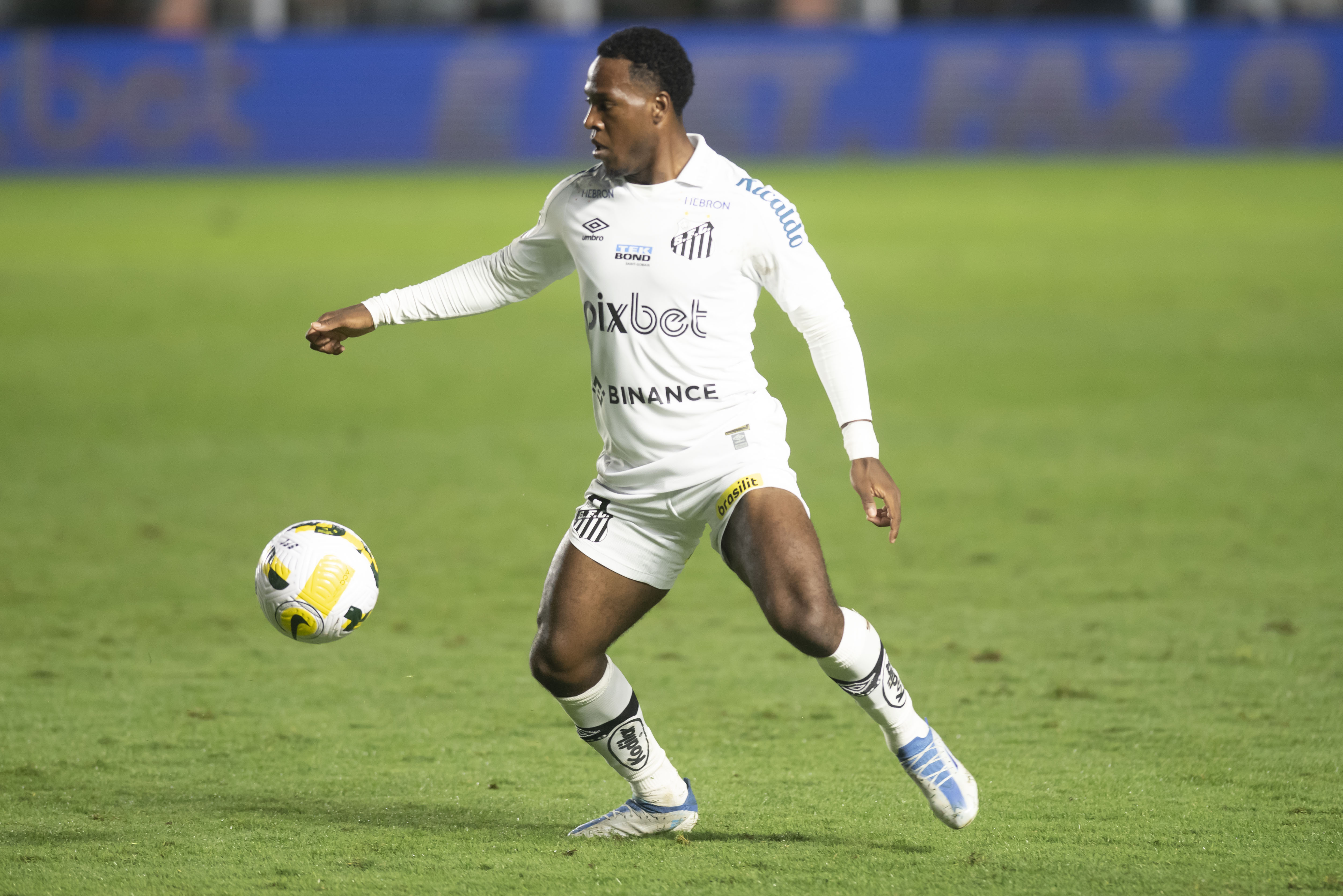 Jhojan Julio volta a ganhar uma chance no Santos após dois meses no ...