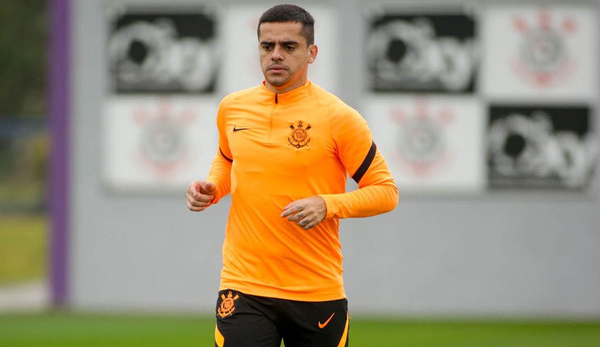 Após susto contra Internacional, Fagner treina com bola no Corinthians ...