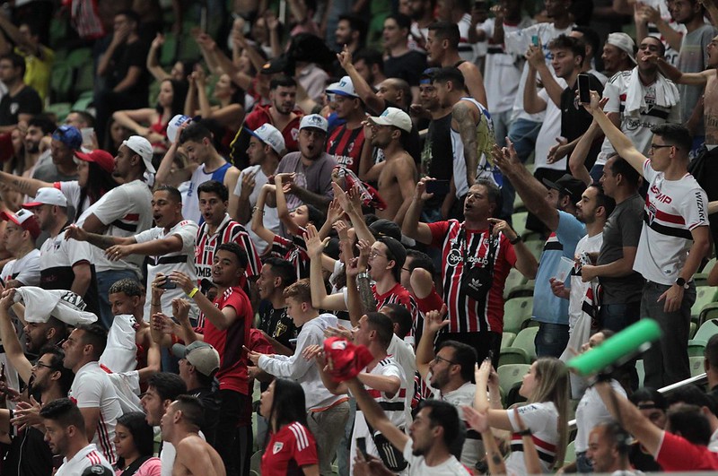 Em BH, torcida do São Paulo protesta e depois festeja vitória sobre o ...