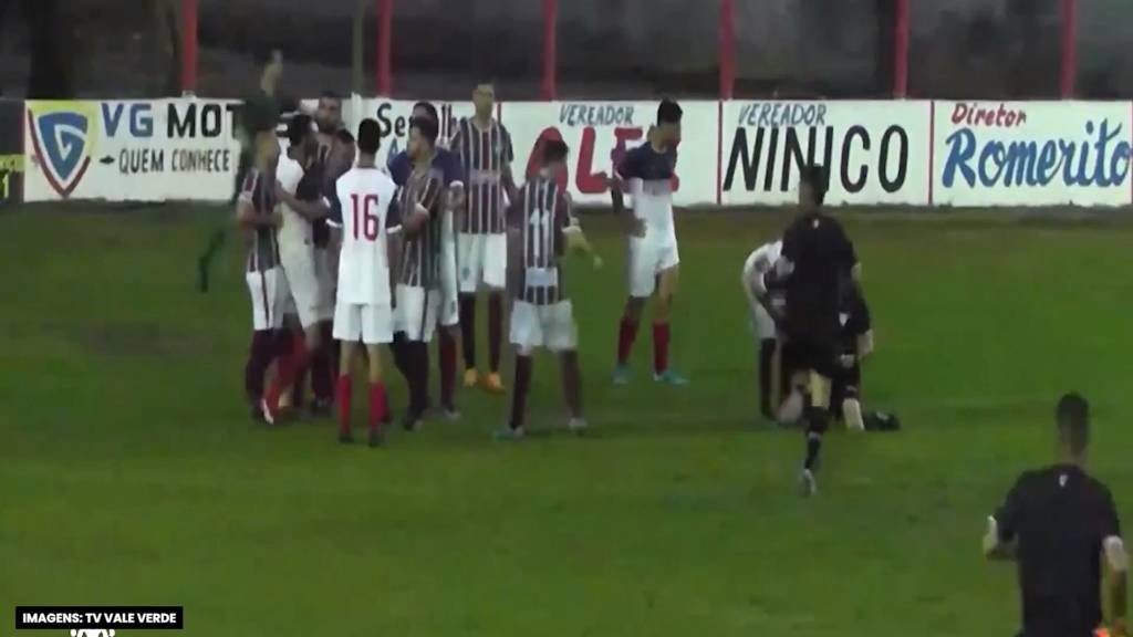 Cenas fortes! Árbitro é agredido com voadora durante jogo em Minas ...