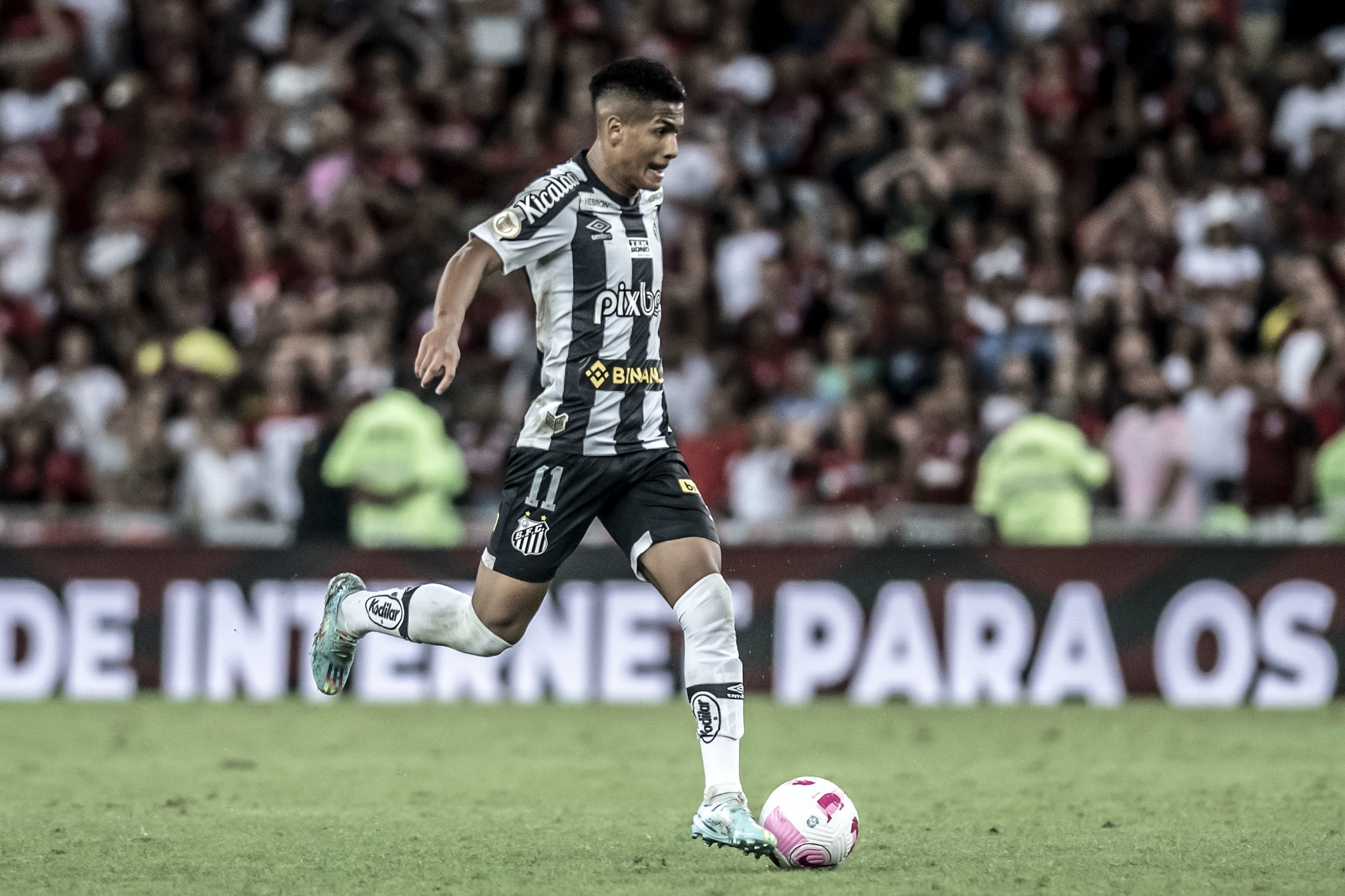 Ângelo ganha espaço no Santos e tem status de titular absoluto com ...