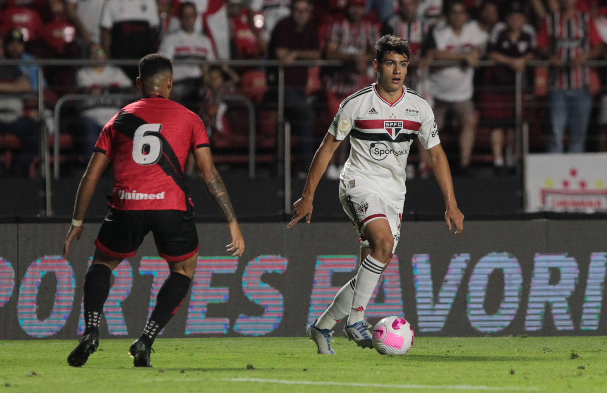 Lateral Moreira, do São Paulo, rompe ligamento do joelho e será ...