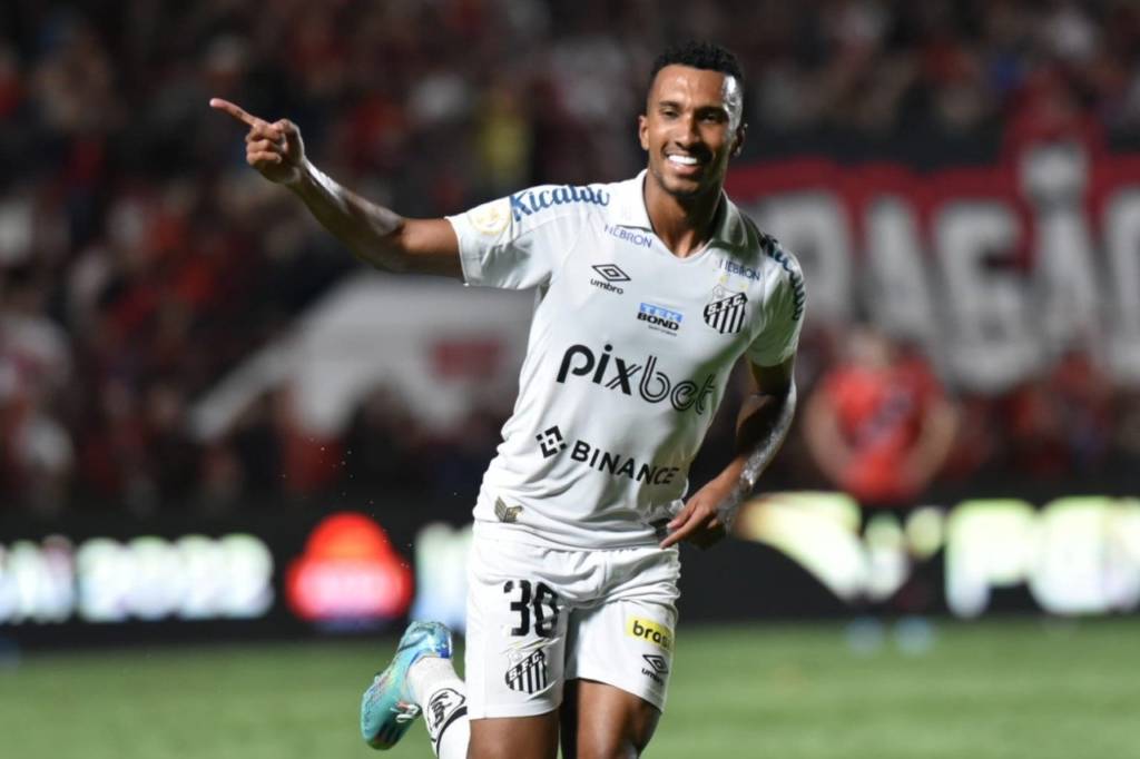 Astro da NBA aparece vestindo a camisa do Santos em partida do Miami ...