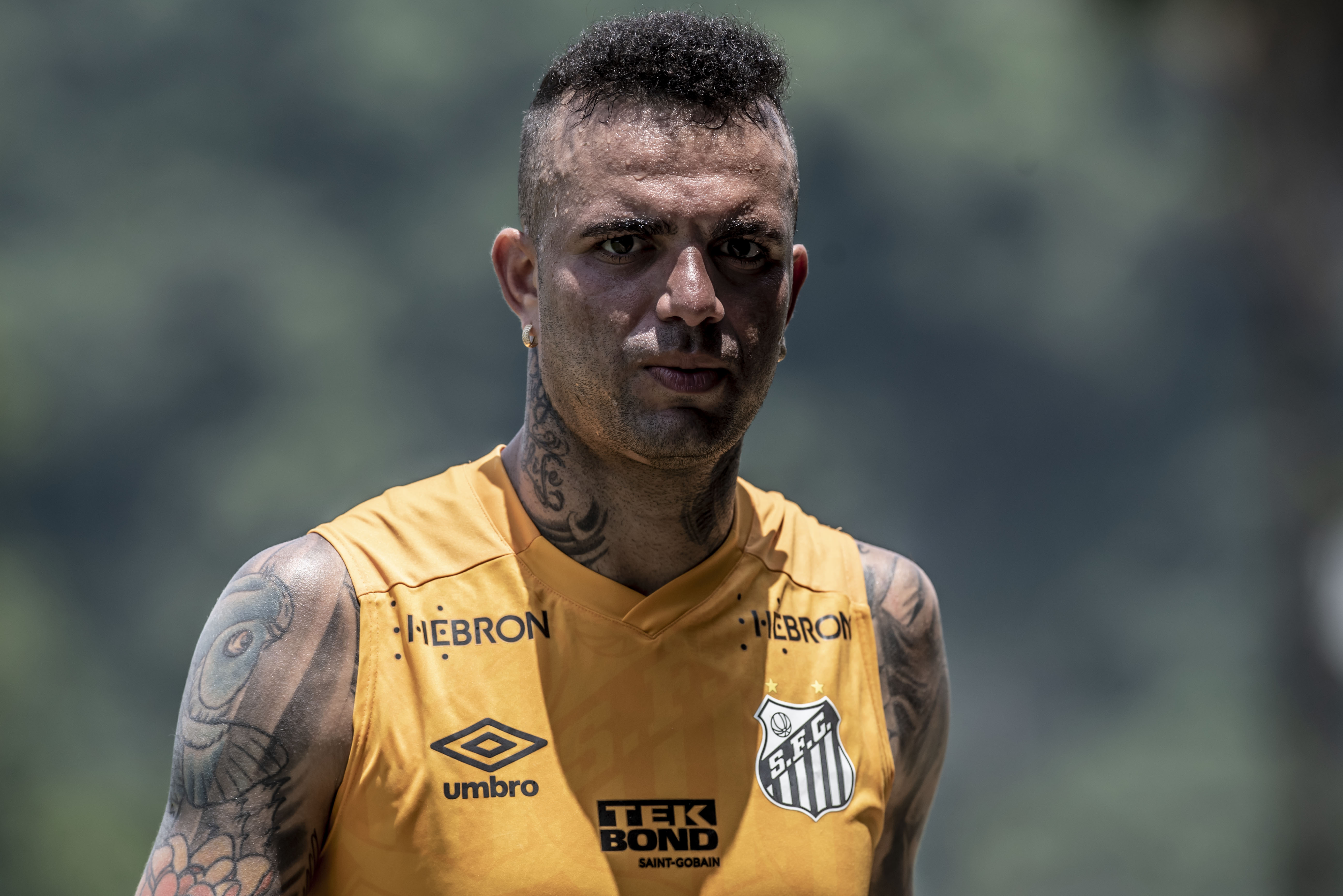 Luan volta a jogar após cinco partidas, mas segue sem prestígio no ...