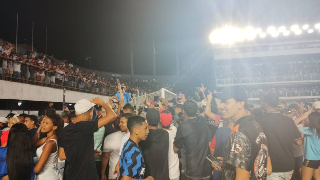 Veja fotos da invasão de torcedores ao gramado da Vila durante jogo ...