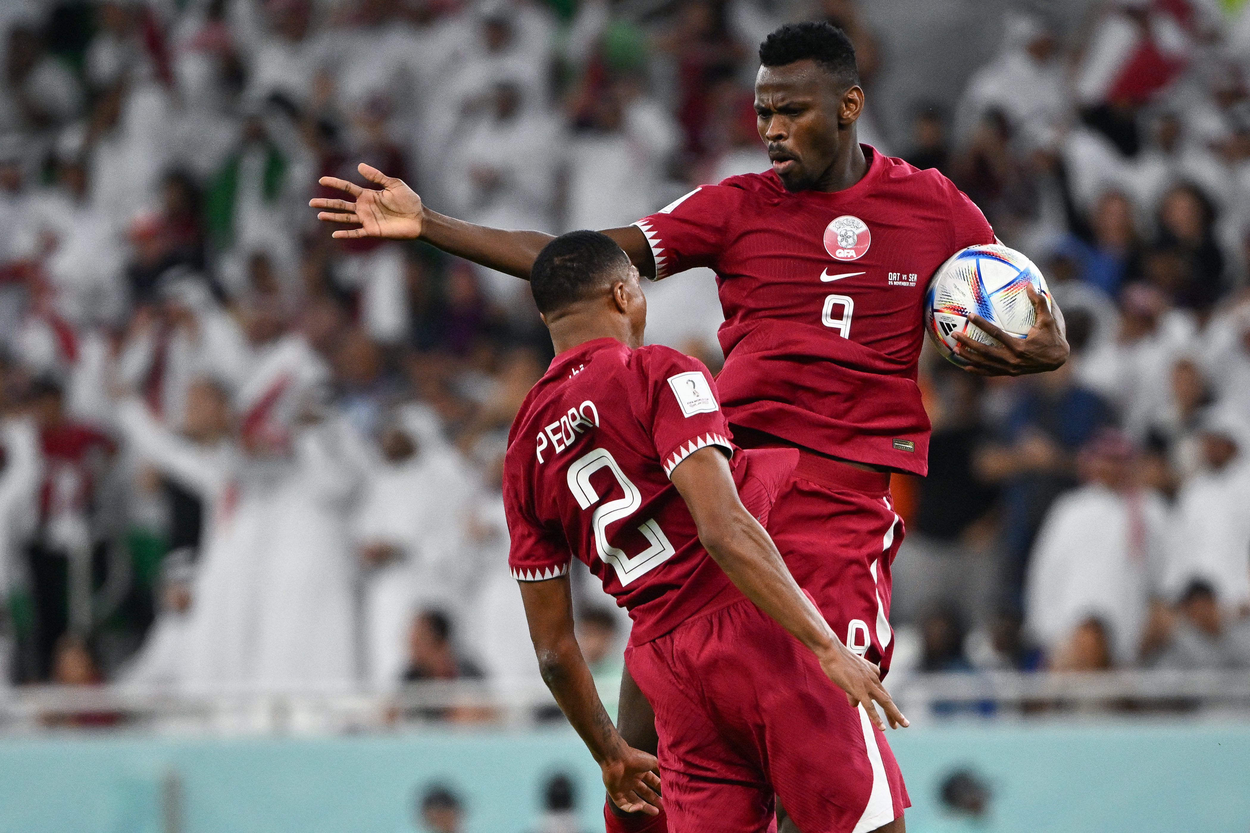 Muntari marca o primeiro gol da seleção do Catar em Copas do Mundo ... Muntari marca o primeiro gol da seleção do Catar em Copas do Mundo ...