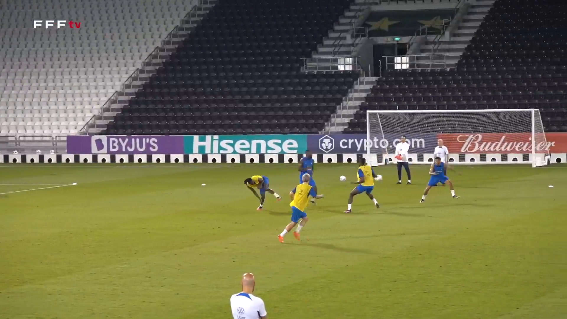 Mbappé volta a treinar com a seleção da França e faz belo gol - Gazeta ...