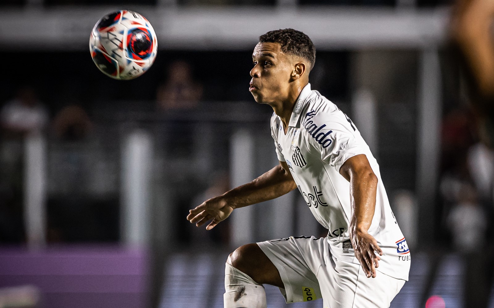 Sandry recebe terceiro amarelo e desfalca o Santos no clássico contra o ...
