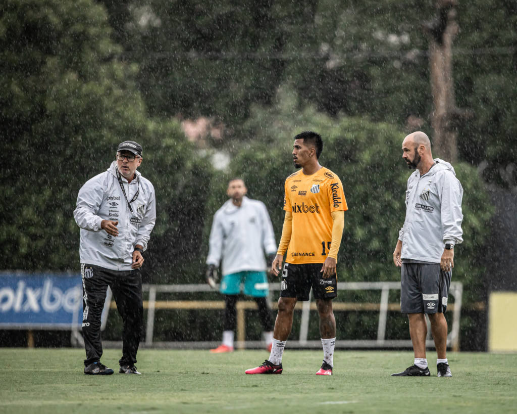 Ivonei é testado no profissional e agrada comissão técnica do Santos ...