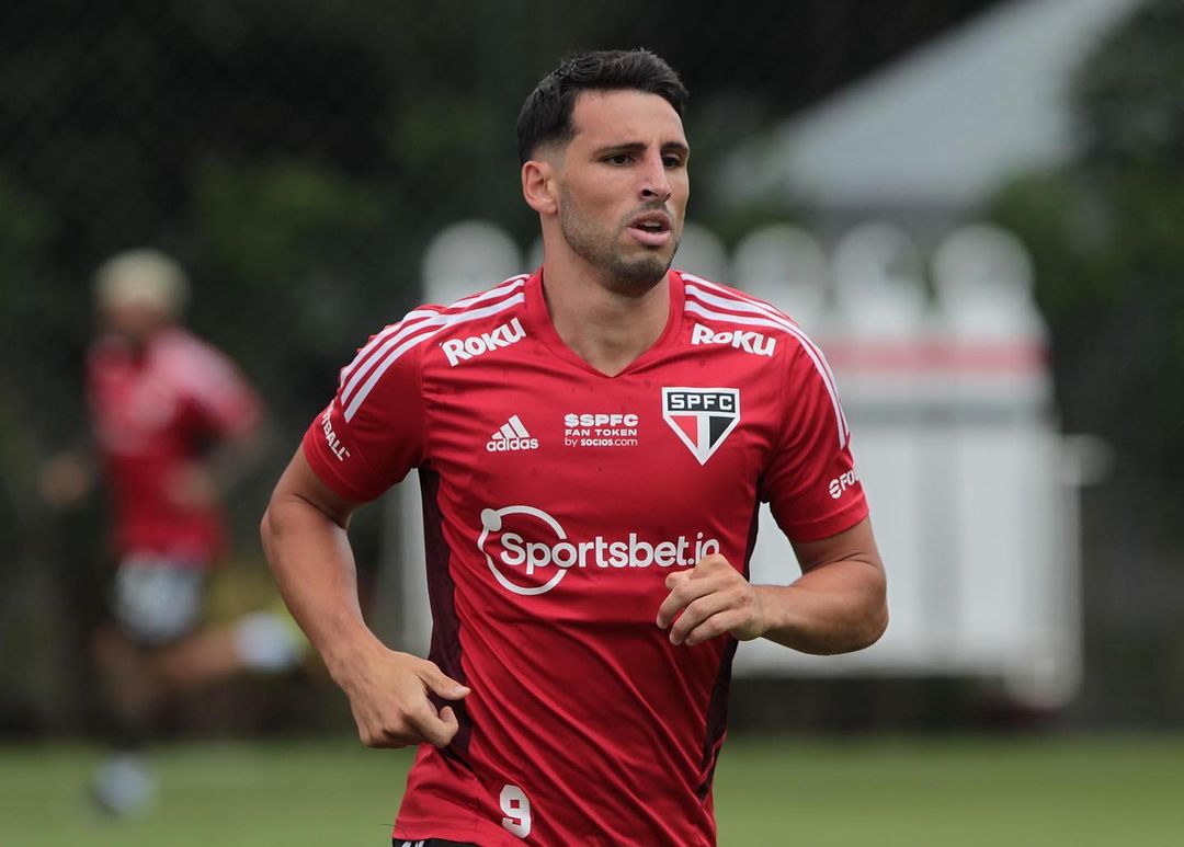 Calleri treina com o elenco e deve reforçar São Paulo no clássico