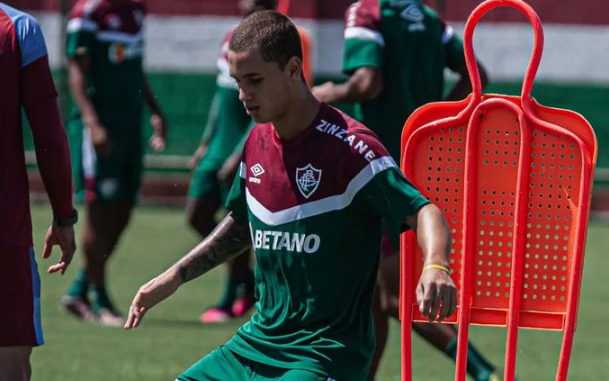 Meio-campista Arthur fala sobre adaptação no profissional do Fluminense ...