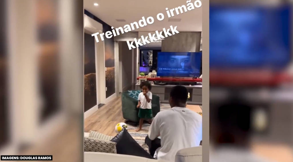 Endrick bate bola com irmão mais novo e pai brinca: “Está treinando o ...