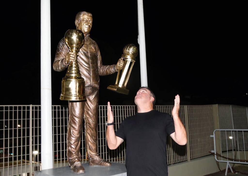 Veja fotos da visita de Pintado à estátua de Telê Santana no Morumbi ...