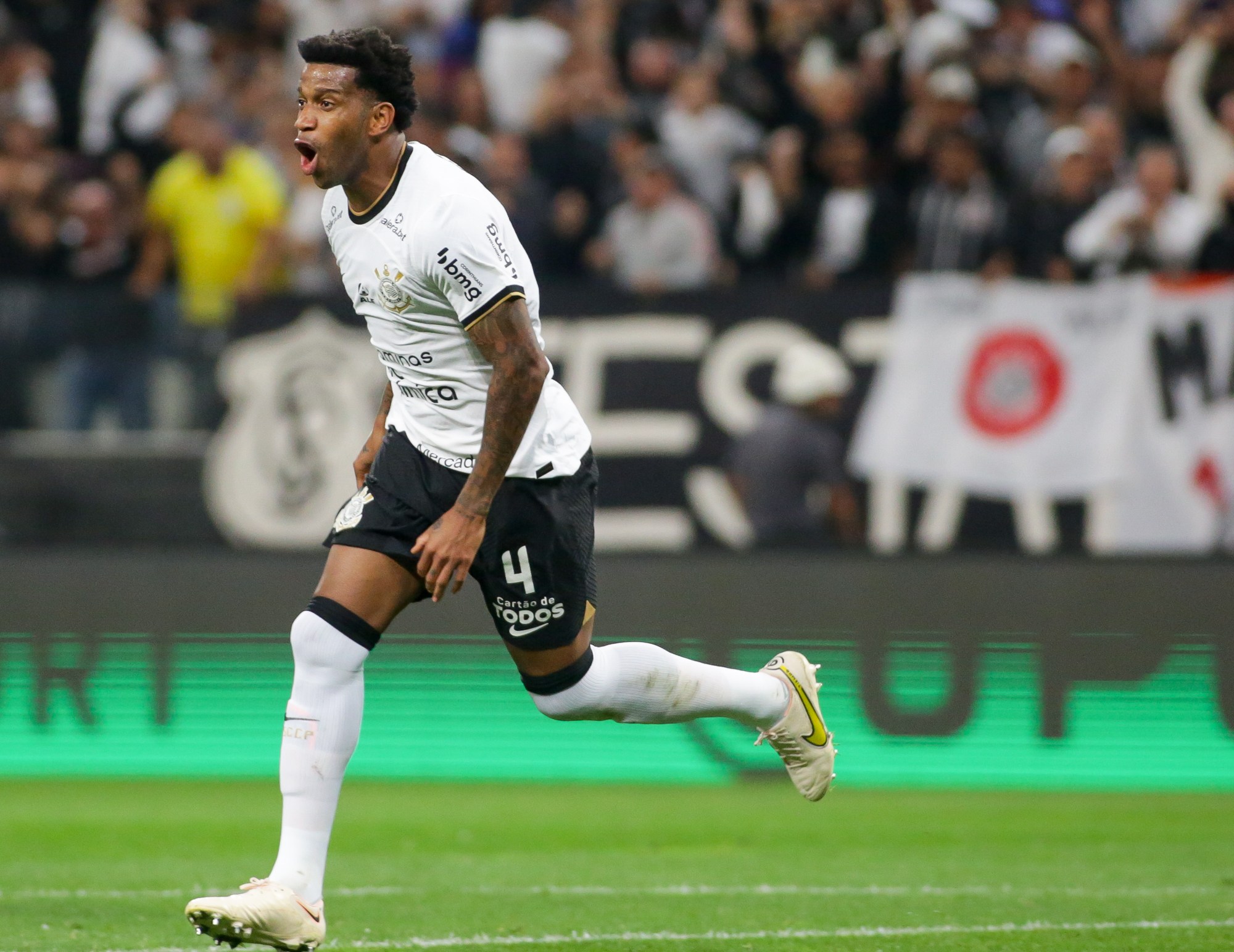 Gil se isola como sétimo zagueiro que mais marcou pelo Corinthians após ...