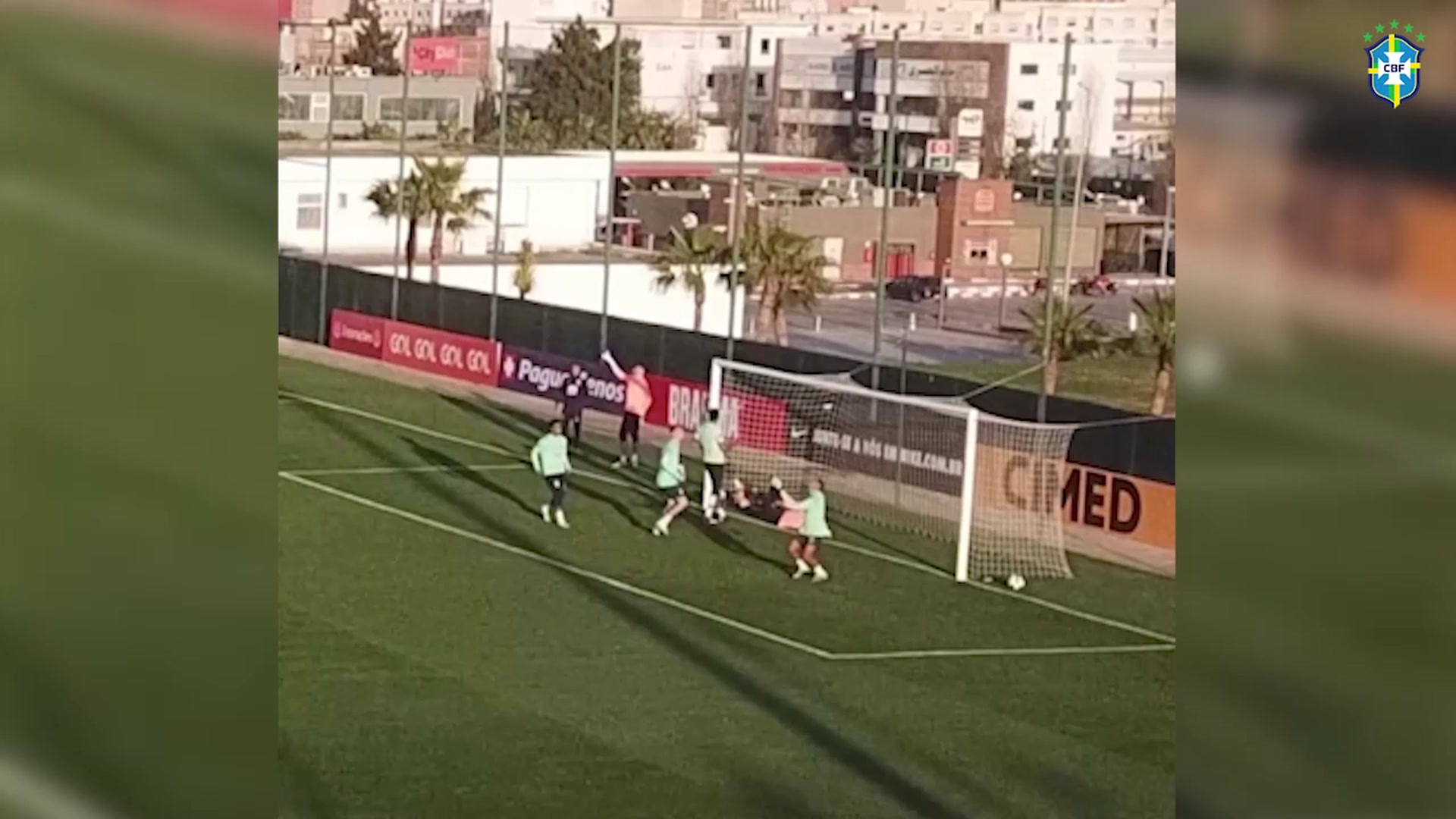 Rony rouba a cena em treino da seleção com gol de bicicleta - Gazeta ...