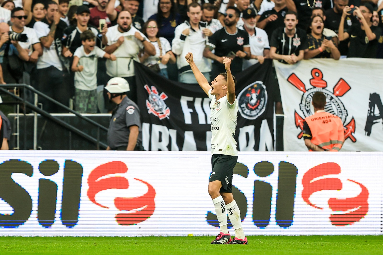 Com gols de Matheus Araújo e Guedes, Corinthians vence Cruzeiro na ...