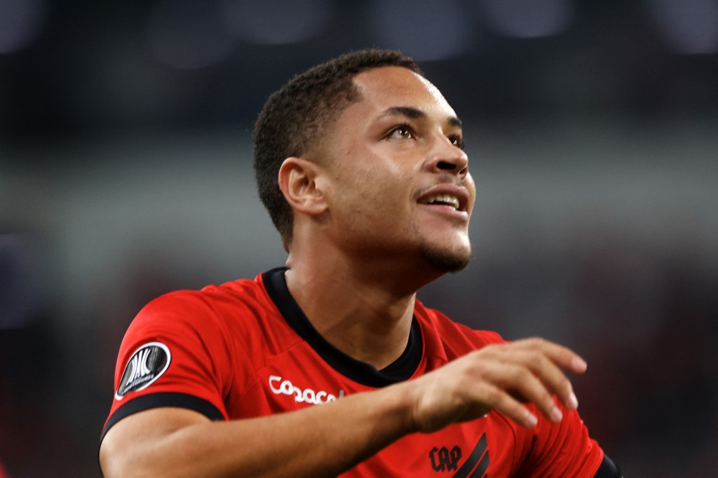 Com golaço de Vitor Roque, Athletico-PR vence duelo brasileiro com ...