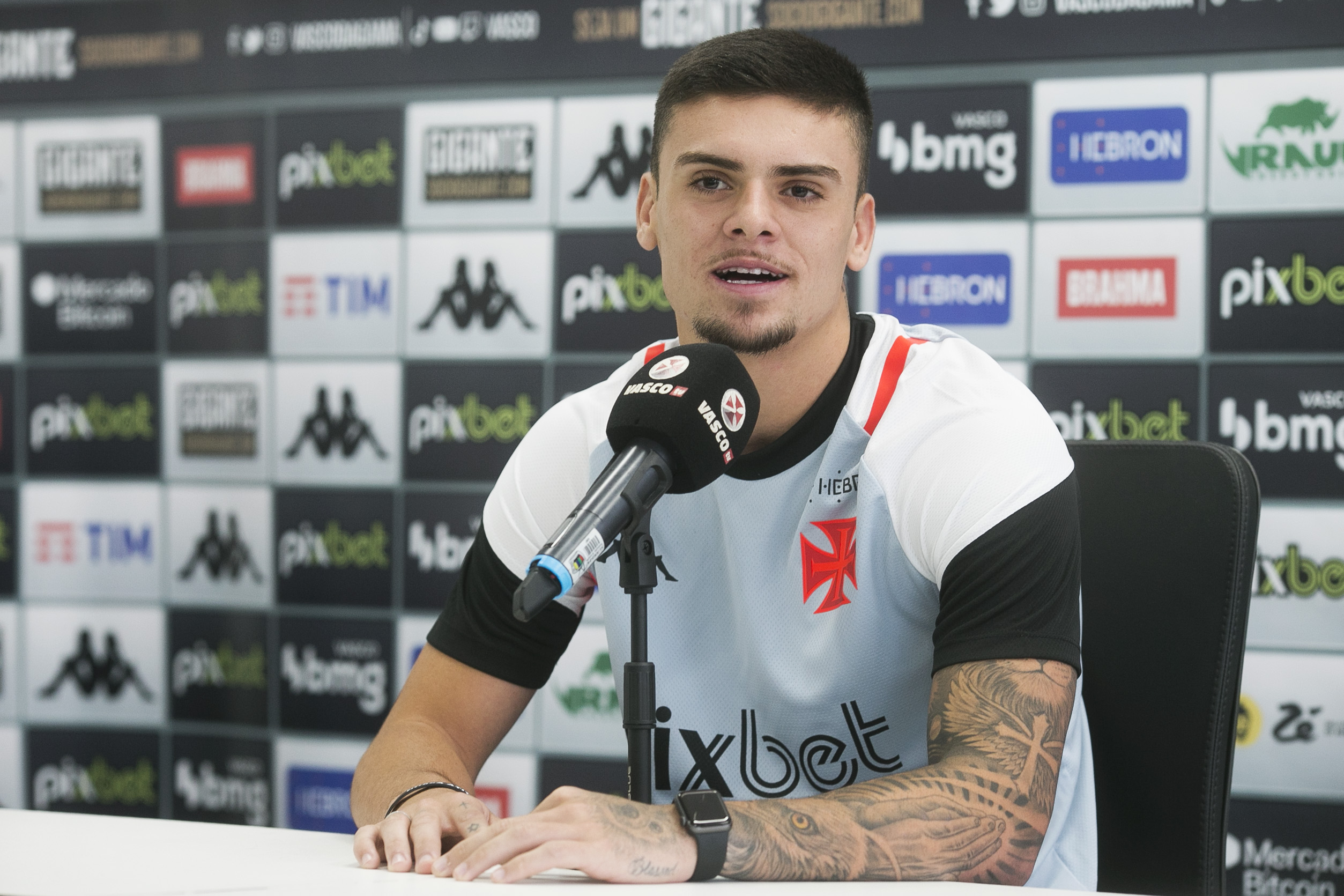 Gabriel Pec exalta bom começo pelo Vasco no Campeonato Brasileiro ...