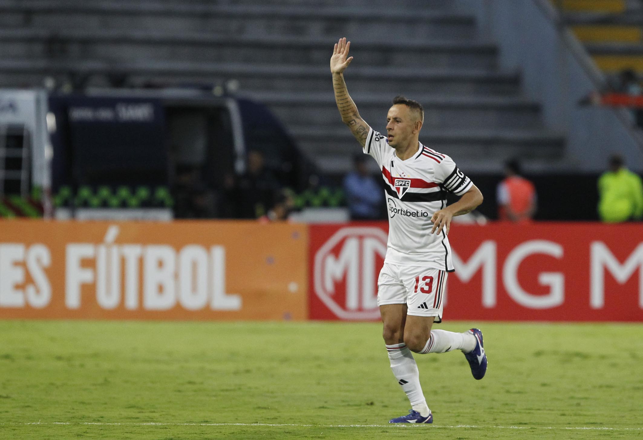 Rafinha revela papo com James Rodríguez antes de encarar o Tolima