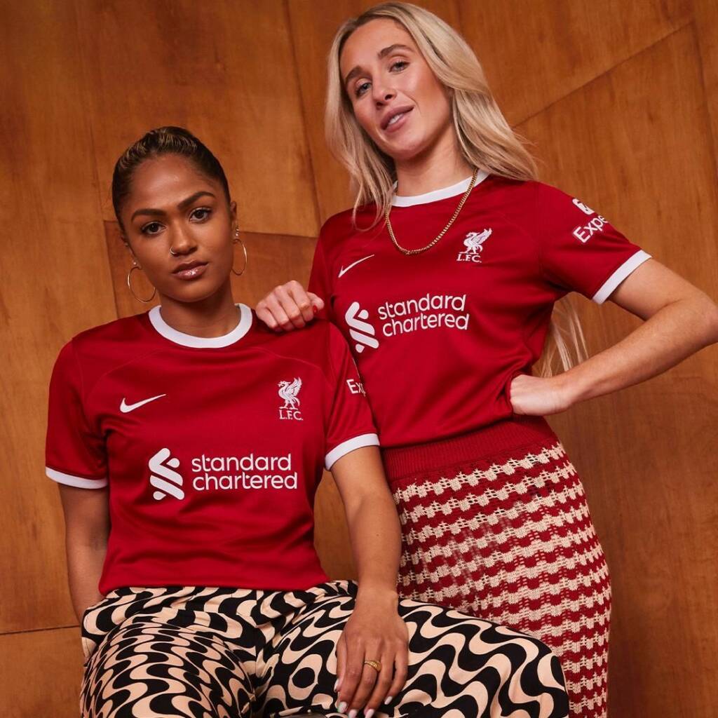 Confira as fotos do novo uniforme do Liverpool para 2023/24