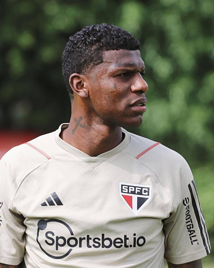 Beraldo fala sobre força defensiva do São Paulo antes do clássico