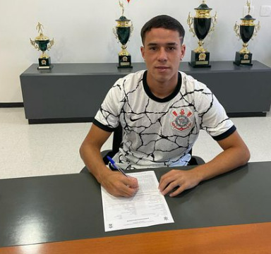 Meia-atacante da base assina primeiro contrato profissional pelo ...