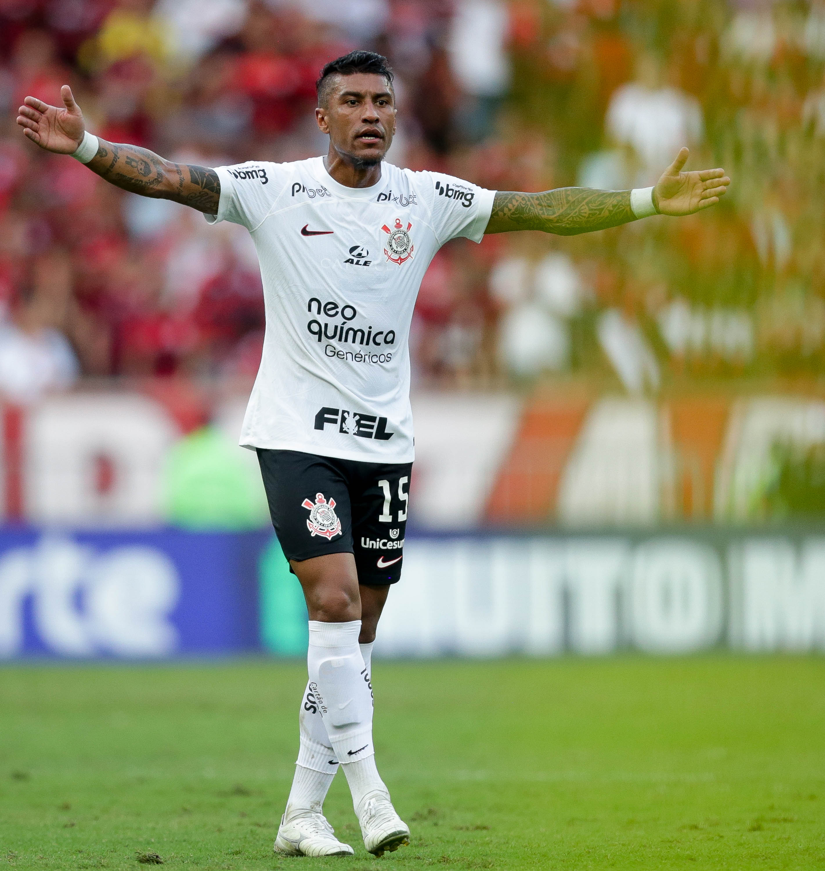 Paulinho se reinventa como primeiro volante no Corinthians e ganha ...