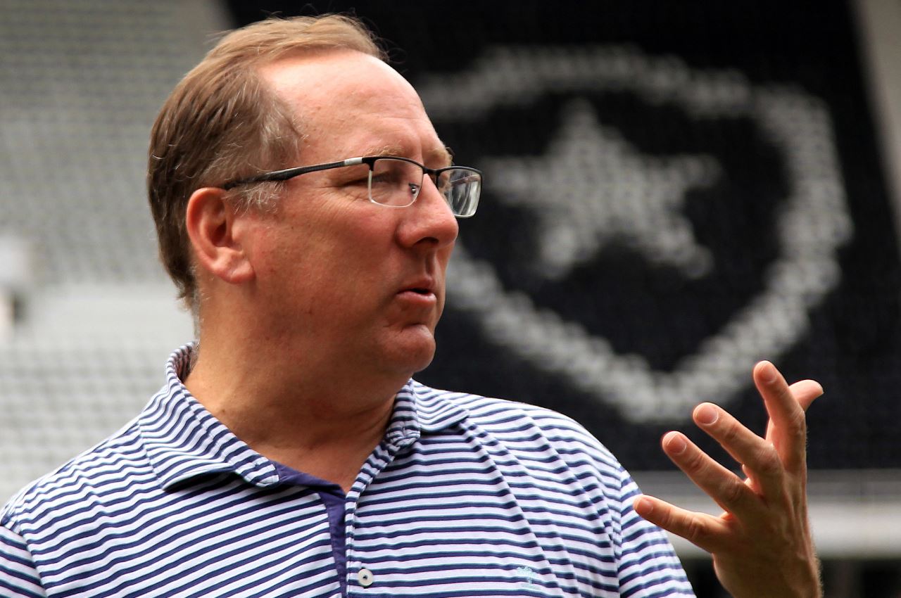 Após ausência de provas, John Textor tem data de julgamento marcada ...