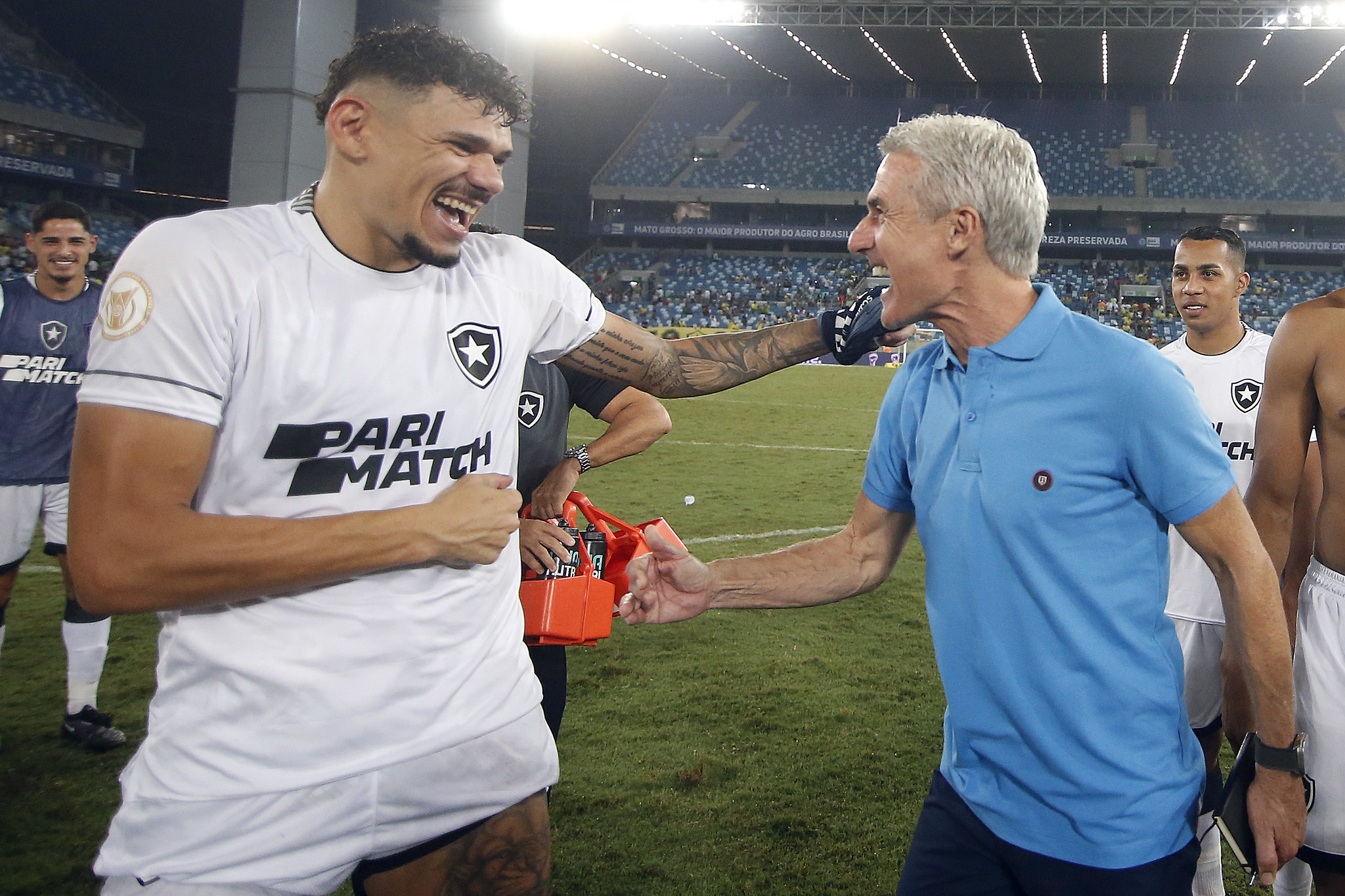 Luís Castro celebra vantagem na liderança, mas evita projetar título
