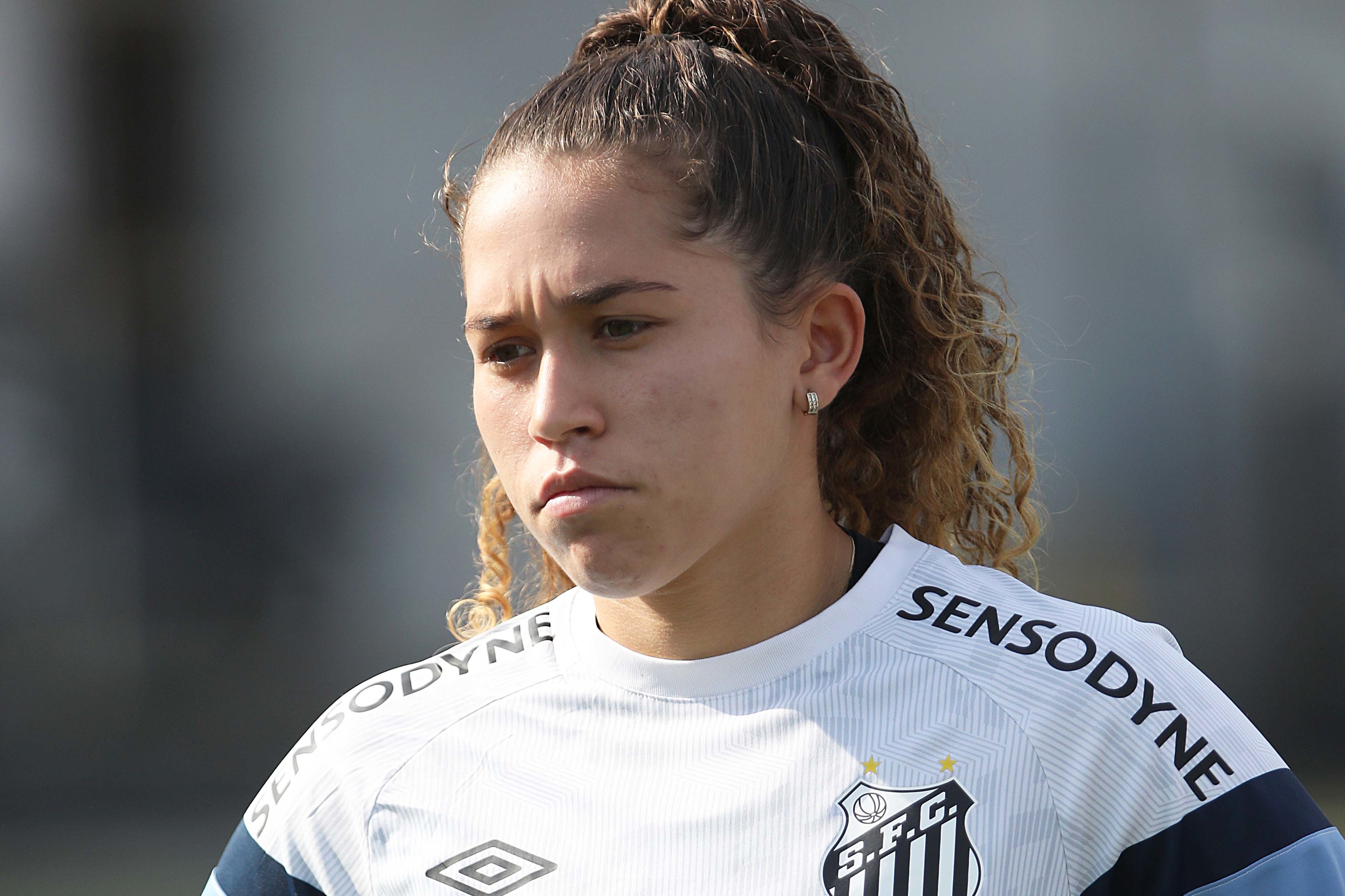 Laura Valverde comemora vantagem do Santos no Brasileirão