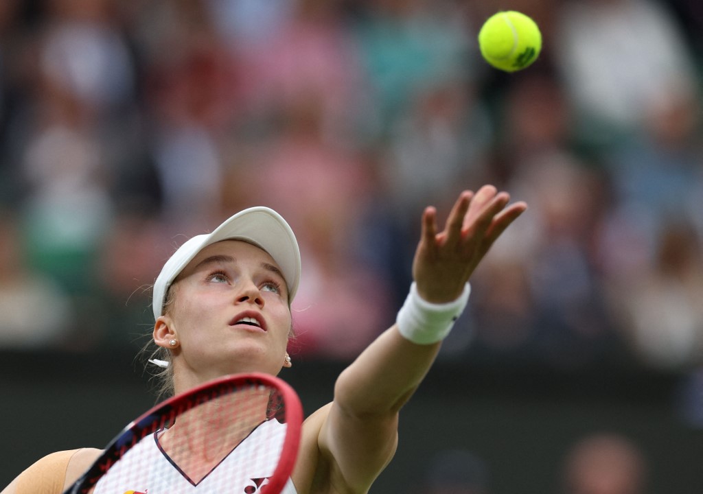 Rybakina perde set, mas vira sobre Rogers e vai à segunda rodada de ...