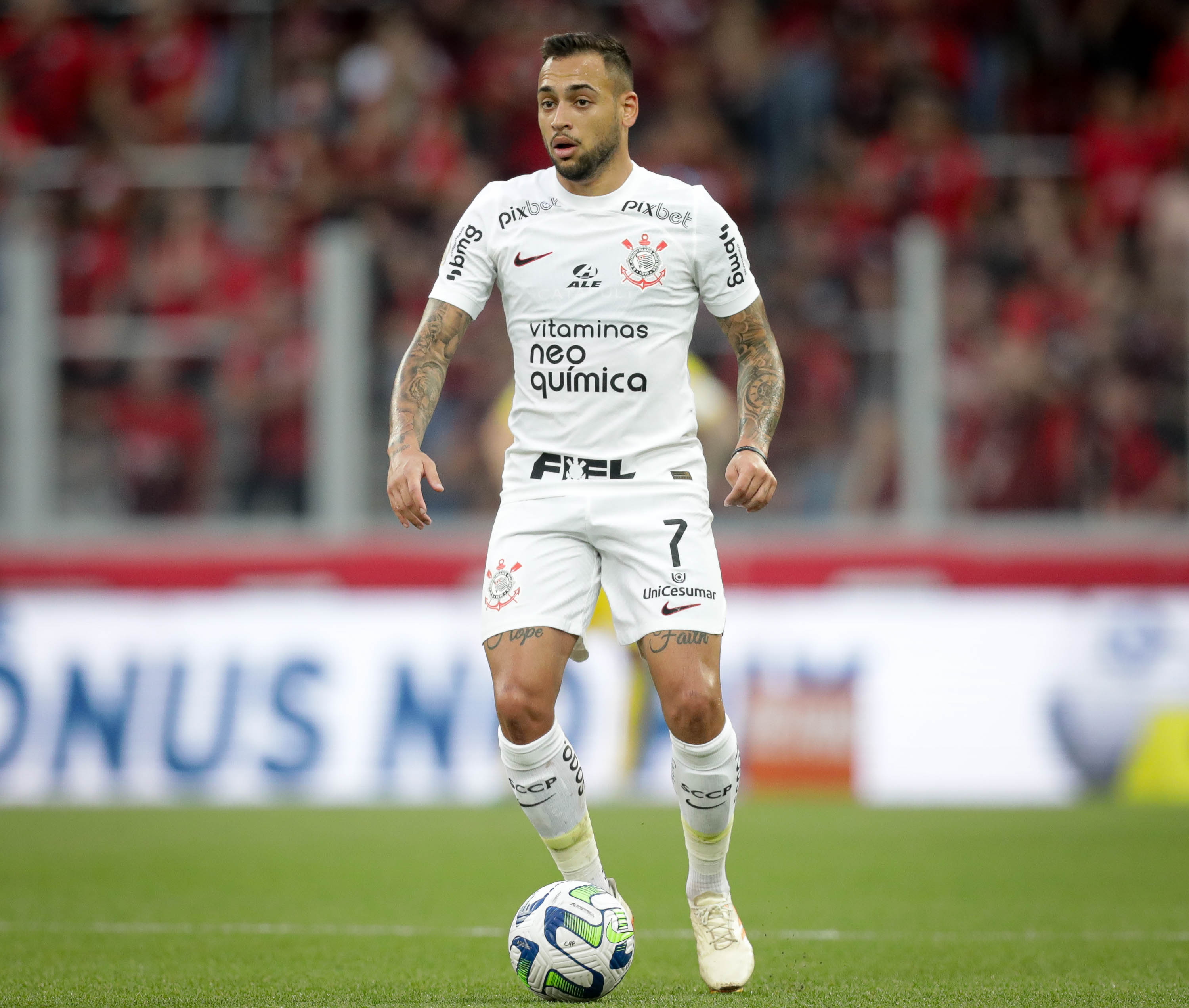 Mulher de Maycon discute com torcedor do Corinthians e afirma: "Estamos ...