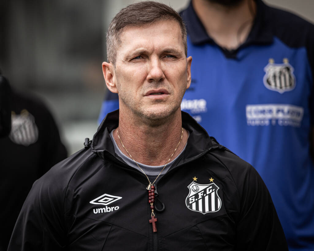 Turra destaca importância do Santos contratar reforços: "Não é um, dois ...